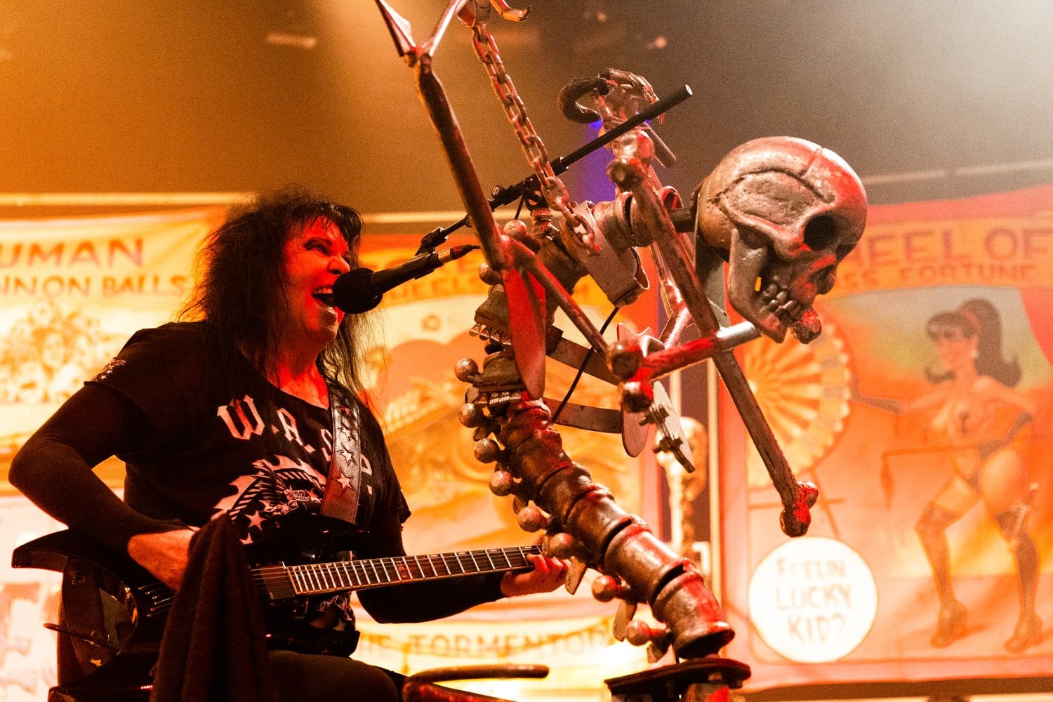 Así se adaptó Blackie Lawless a su primer concierto sentado con W.A.S.P ...